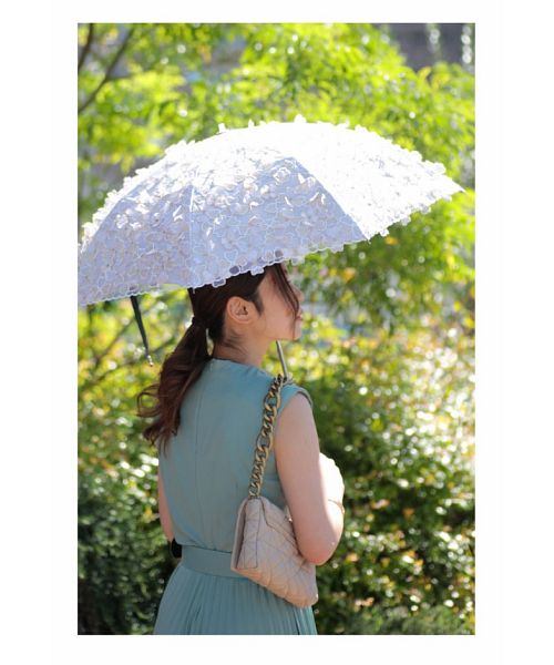 花びら舞う晴雨兼用折りたたみ日傘(504764461) | サワアラモード 花びら舞う晴雨兼用折りたたみ日傘(504764461) | サワアラモード