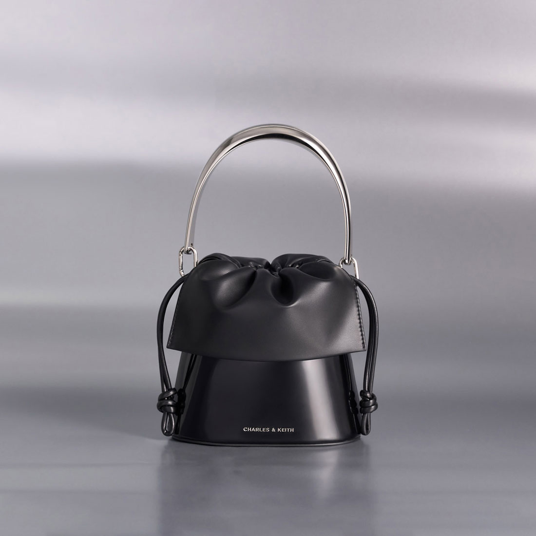 セール 29%OFF】ルーシュドフラップ ドロウストリングバケット セール 29%OFF】ルーシュドフラップ ドロウストリングバケット